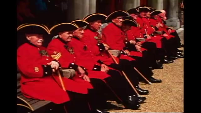 Royal Chelsea pensioners, old men in red uniforms, Chelsea, England ...