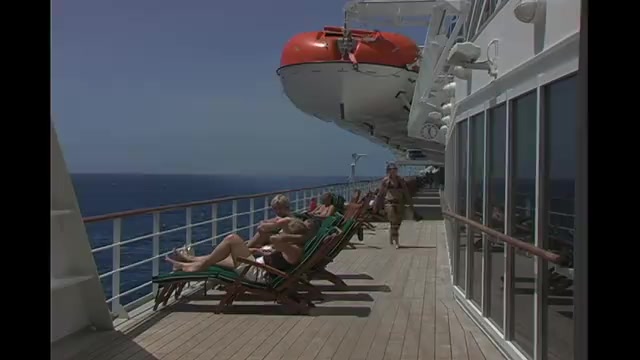 The Queen Mary 2, ocean liner, The Cunard Line, promenade deck, at sea ...